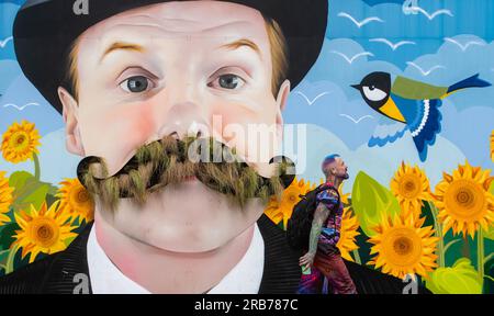 © Jeff Moore HOT WEATHER - Commuters pass The Green Living Wall art ...
