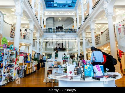 Bucharest, Romania - 2022: Interior of the Carturesti Carousel bookshop ...