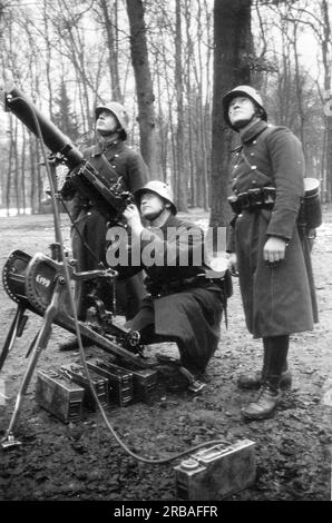 Nazi Germany AA machine gun crew ww2 Stock Photo - Alamy