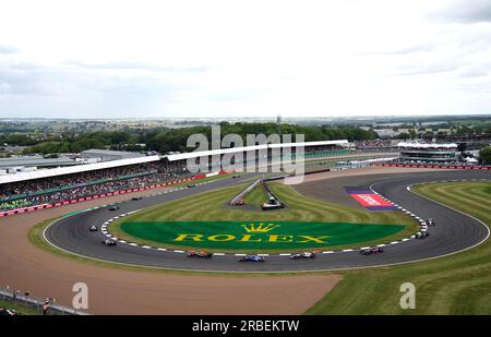 A view of the drivers going around the Luffield corner during the ...
