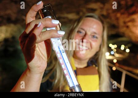 Thermometer summer 20 degrees Stock Photo - Alamy