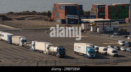Liverpool, Merseyside, Englaand, UK. 8 June 2023. Vehicles in ferry ...
