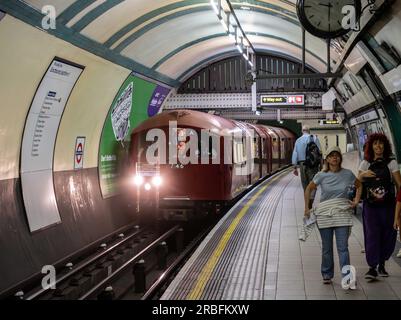 © Jeff Moore A restored 1938 Tube train passes through Russell Square ...