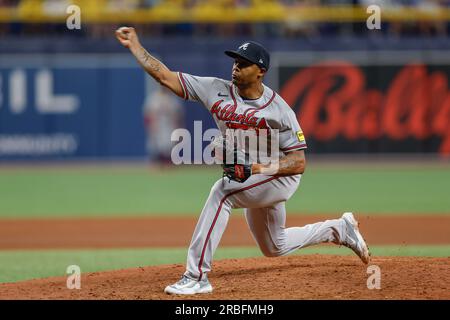 Atlanta Braves relief pitcher Raisel Iglesias (26) throws against the ...