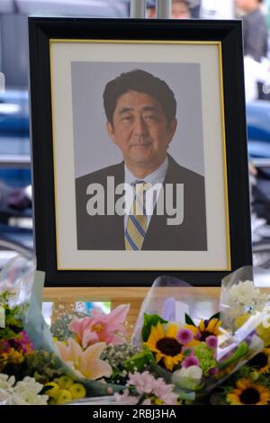 People offer prayers for the former Prime Minister Shinzo Abe near the ...