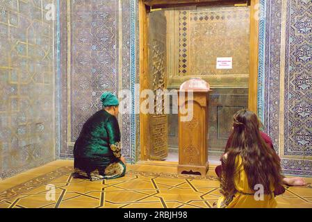 Hoping for something important Stock Photo - Alamy