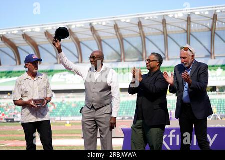 Bobby Kersee holds up his hat as he is honored as the 2023 USATF Legend ...