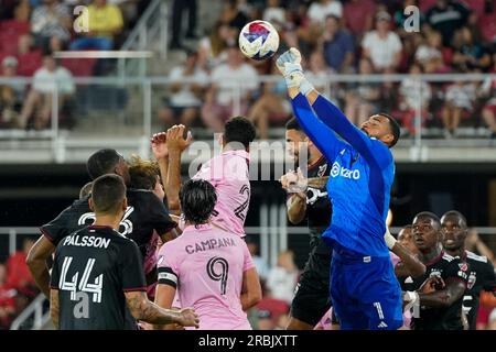 Inter Miami goalkeeper Drake Callender (1) grabs the ball near the goal ...