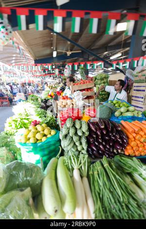 UAE, Dubai, vegetable stall at the Shindagha fruit & veg Market Stock ...
