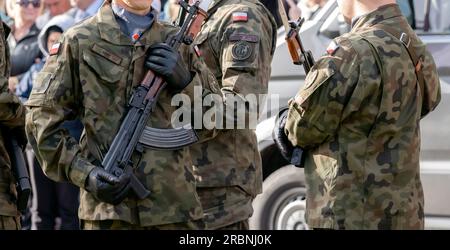 Polish army with machine guns in field uniform Stock Photo - Alamy
