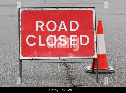 'Road Closed' sign, UK Stock Photo - Alamy