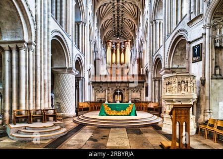 Norwich Cathedral anve, pulpit, altar and organ Stock Photo - Alamy
