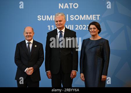 German Chancellor Olaf Scholz, left, listen to opposition leader and ...