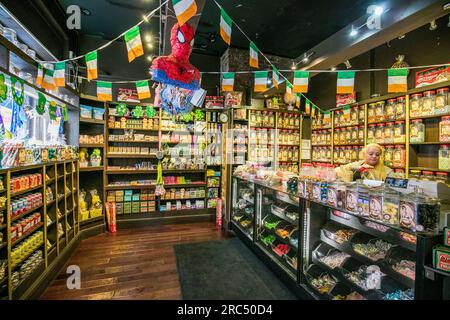 Aunty Nellie's sweet shop in Temple Bar, Dublin, Ireland Stock Photo ...