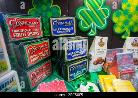 Dublin, Ireland, Temple Bar, Aunty Nellies Sweet Shop Stock Photo - Alamy
