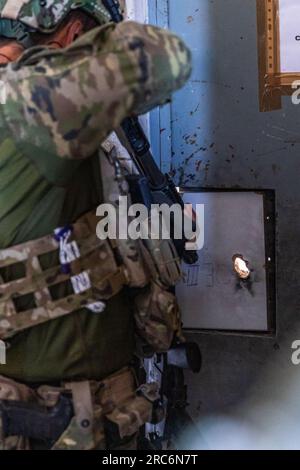 Spanish operators with Special Operations Group III and U.S. Army Green ...