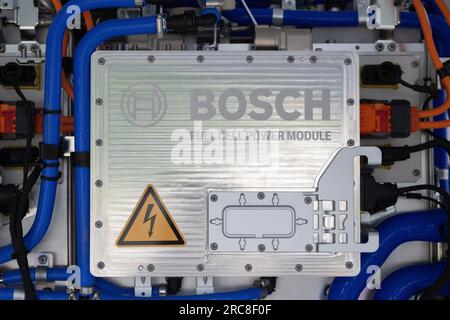 Hydrogen Fuel cell logo on hydrogen car Green Hydrogen Stock Photo - Alamy