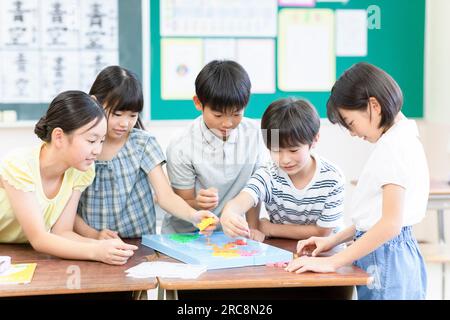 Elementary school students playing in the classroom Stock Photo - Alamy