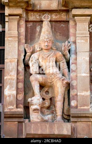 Dwarapalaka gate Keeper statue in Brihadisvara Brihadeeswara Big Temple ...