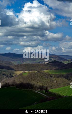 le colline del Montefeltro in autunno viste dall'alto Stock Photo - Alamy