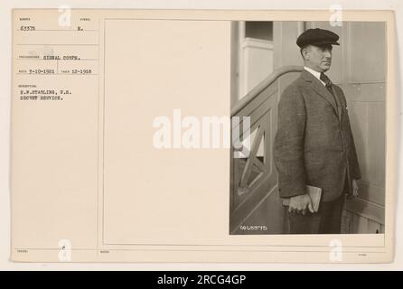 American Secret Service agent armed with a Heckler & Koch MP5 ...