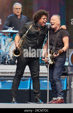 Musicians Max Weinberg and Bruce Springsteen perform on stage at The ...