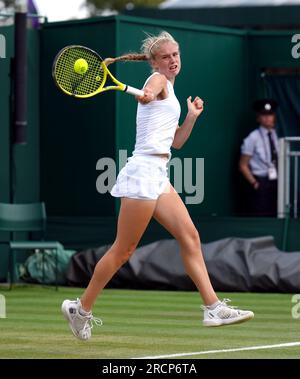 Luna Vujovic in action against Hollie Smart during the Girls 14 & Under ...