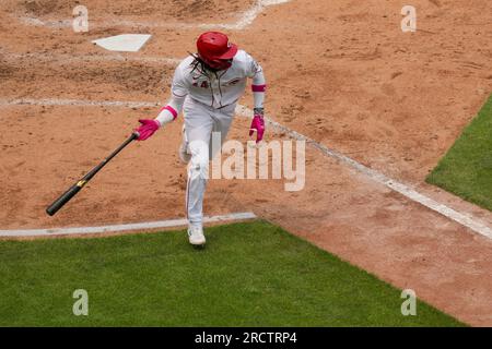 Cincinnati Reds' Elly De La Cruz bats during a baseball game against ...