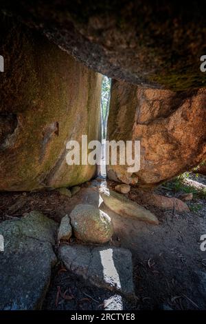 Granite rock formations and boulders, Pyramid walking track, Girraween ...