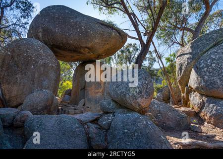 Granite Arch, Pyramid walking track, Girraween National Park, Southeast ...