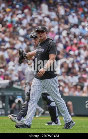 Colorado Rockies pitching coach Darryl Scott, front, confers with ...