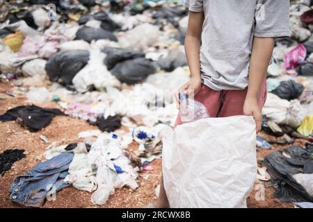 Children are forced to work on rubbish. Child labor, Poor children ...