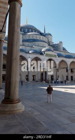 The courtyard of the Blue Mosque (Sultanahmet) in Istanbul Stock Photo ...