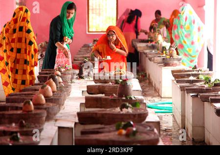 Devotees worship of Shivalinga on the second monday of holy month of ...