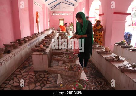 Devotees worship of Shivalinga on the second monday of holy month of ...