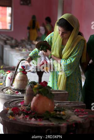 Devotees worship of Shivalinga on the second monday of holy month of ...