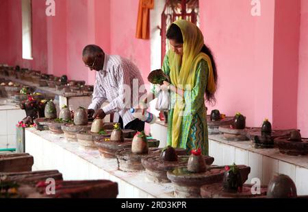 Devotees worship of Shivalinga on the second monday of holy month of ...