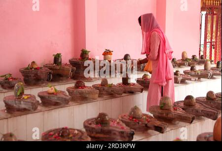 Devotees worship of Shivalinga on the second monday of holy month of ...