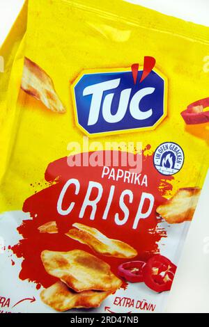 Tüte Tuc Crisp paprika Kekse auf weissem Hintergrund Stock Photo - Alamy
