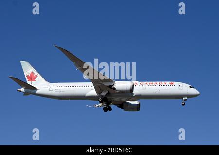 Air Canada aircraft a Boeing 787-9 Dreamliner REG C-FGDX fly to ...