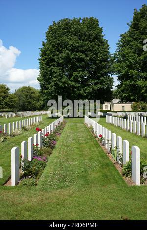 Rows of Grave Markers at The Bayeux war cemetery. Bayeux, France Stock Photo - Alamy