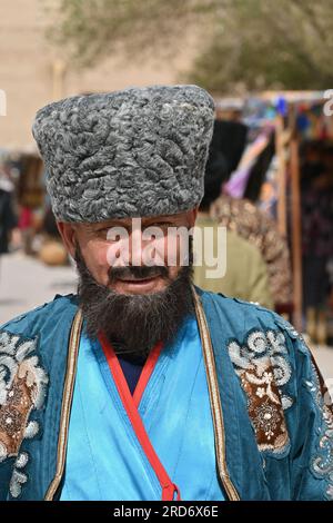 Uzbek actor dressed in historical costume during a break on the streets ...
