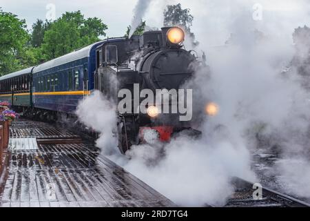 Retro steam train approaches to the platform Stock Photo - Alamy