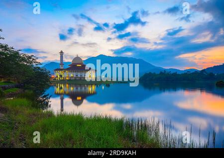 Mirror reflection of beautiful mosque during sunrise Stock Photo - Alamy