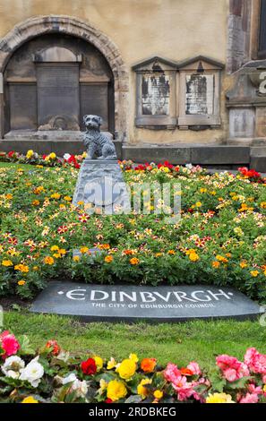 Greyfriar's Bobby dog statue, Greyfriar's kirkyard, Edinburgh, Scotland ...