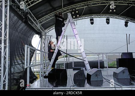 Rigging a festival stage Stock Photo - Alamy