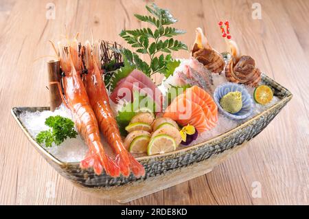 authentic japanese sashimi platter ，fresh sashimi set on ice, Japanese ...