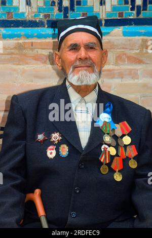 World War II veteran, Shah-e-Sende necropolis, Samarkand, Uzbekistan, Shahi Sinda Stock Photo ...