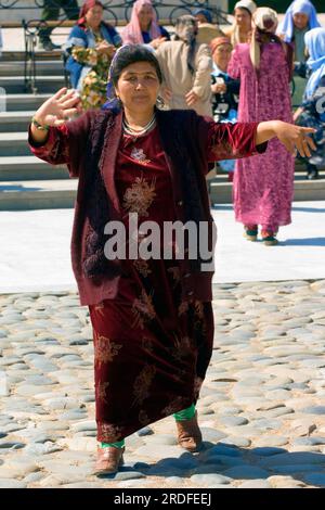 Dancing Uzbek, Samarkand, Uzbekistan Stock Photo - Alamy