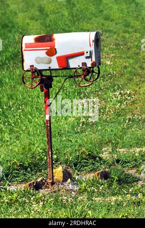 A covered wagon mailbox Stock Photo - Alamy